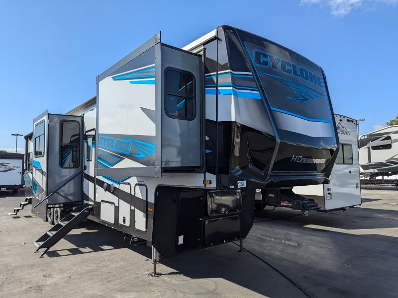 New 2025 Heartland Cyclone 4008 Hcy674 | Giant RV